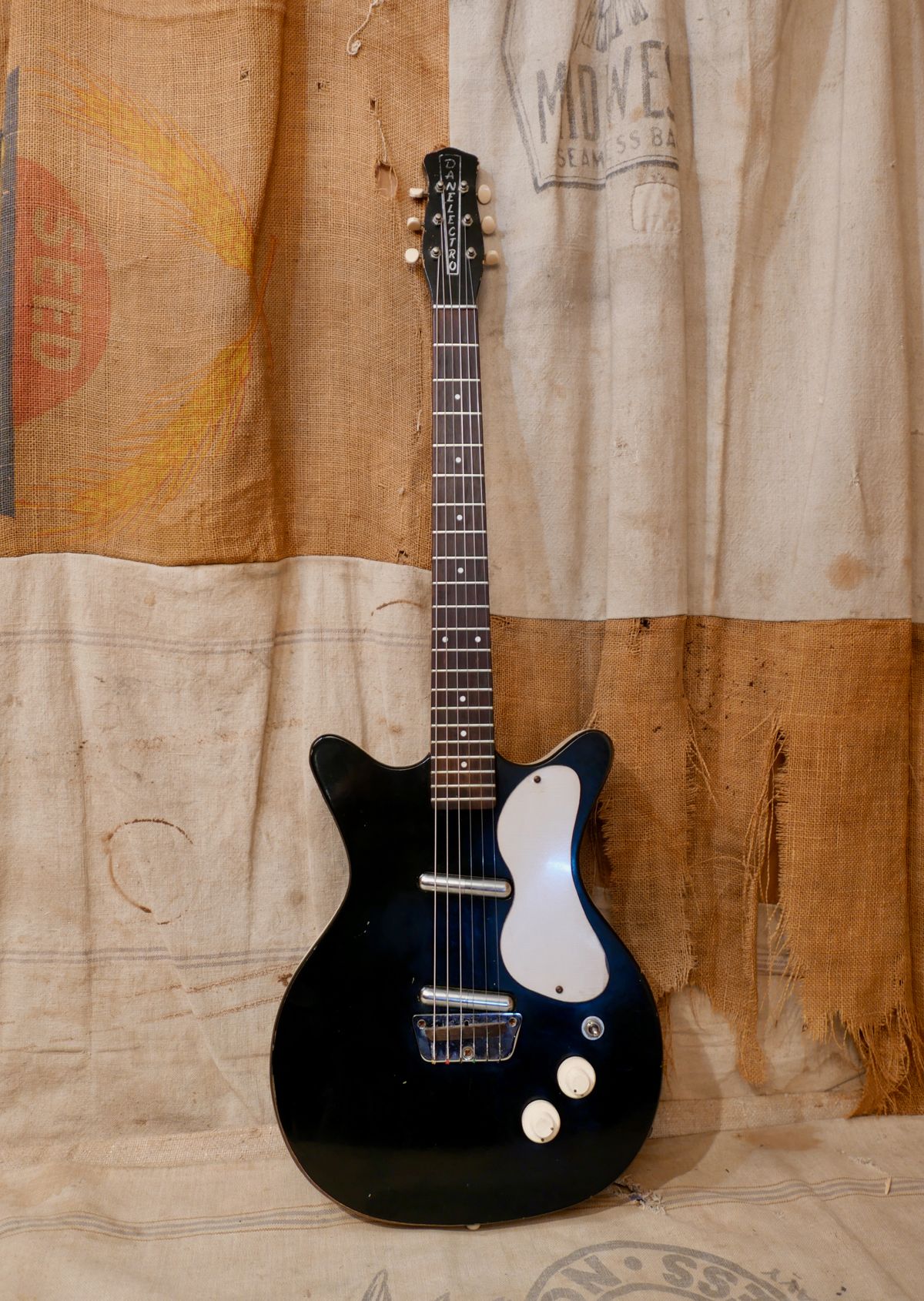 1959 Danelectro DC-2 3021 Black > Guitars Electric Solid Body ...