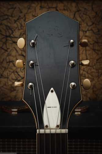 1968 Harmony H64 > Guitars Electric Solid Body | Mom and Dad's Music