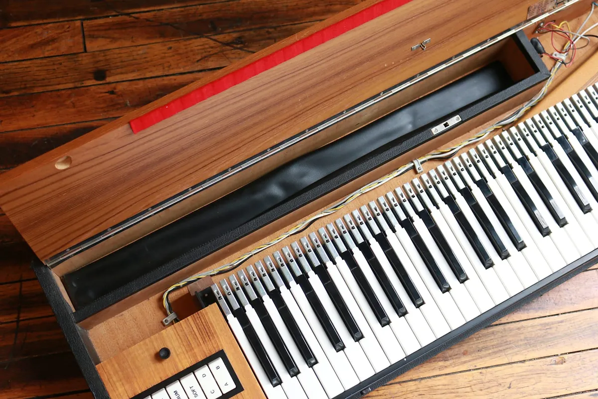 1971 Hohner Clavinet D6 Natural > Keyboards | Rock n Roll Vintage Guitars