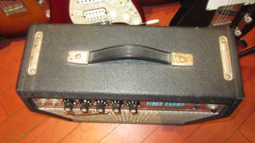 1973 Fender Vibro Champ Silverface > Amps & Preamps | Rivington Guitars