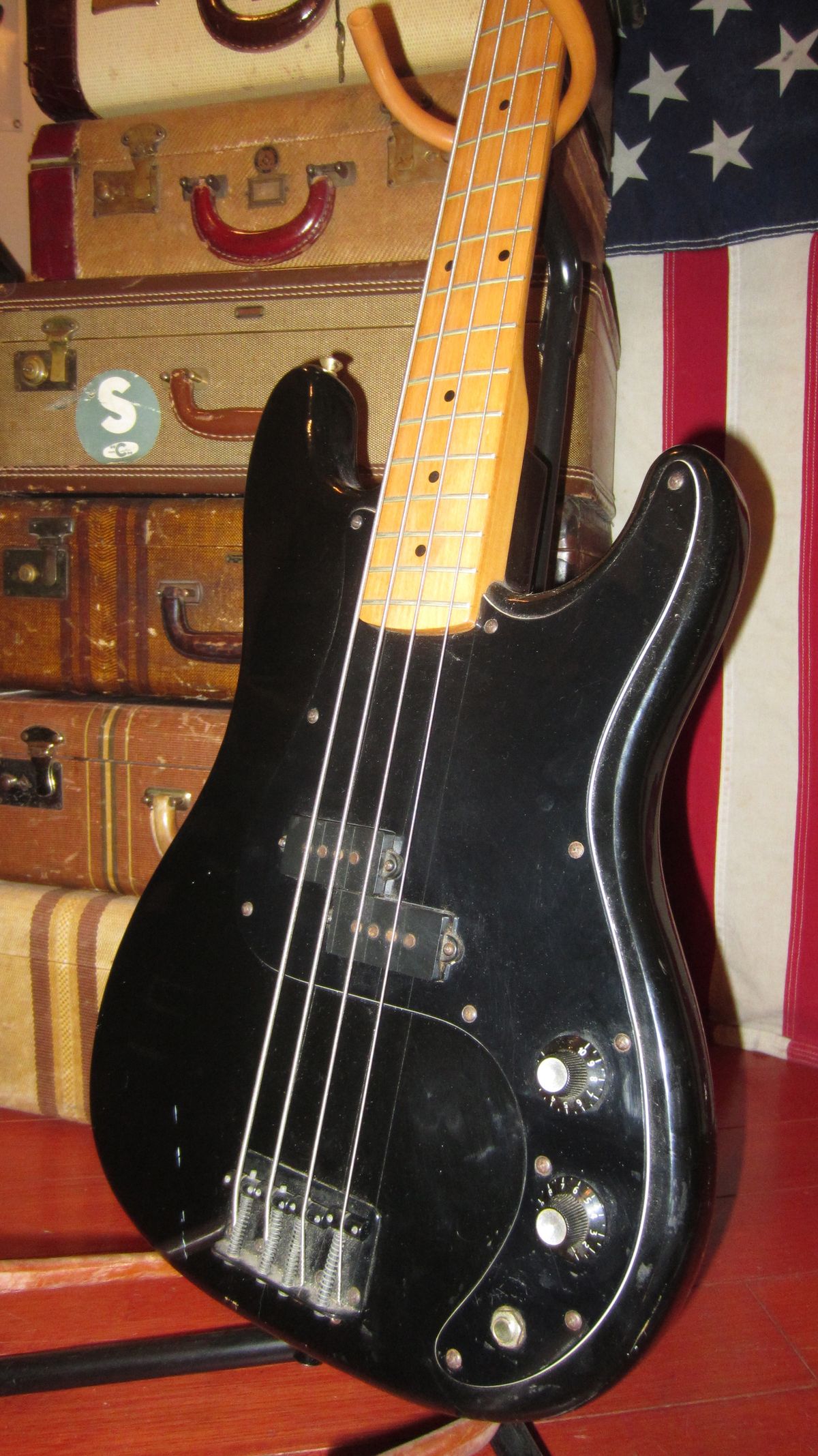 1985 Hondo All Star Bass Black > Guitars Bass | Rivington Guitars
