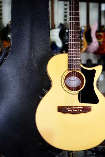1990 Guild Songbird > Guitars Acoustic | Mom and Dad's Music
