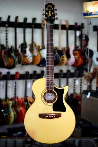 1990 Guild Songbird > Guitars Acoustic | Mom and Dad's Music