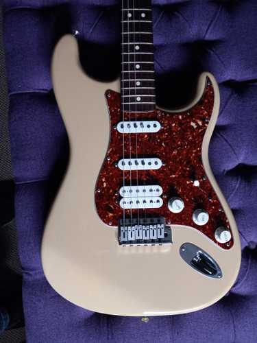 2006 Fender Deluxe Power Stratocaster Blonde > Guitars Electric Solid ...