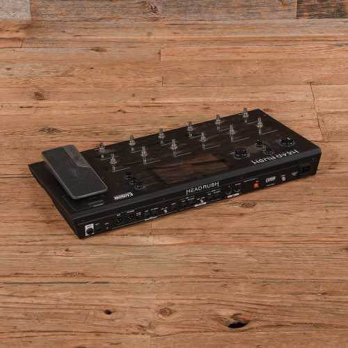 Headrush Multi-Effect Pedalboard w/ Road Case Multi-Effect Pedalboard w ...